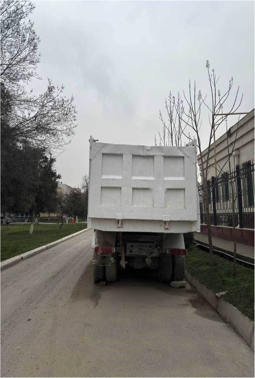 "HOWO" rusumli yuk mashina